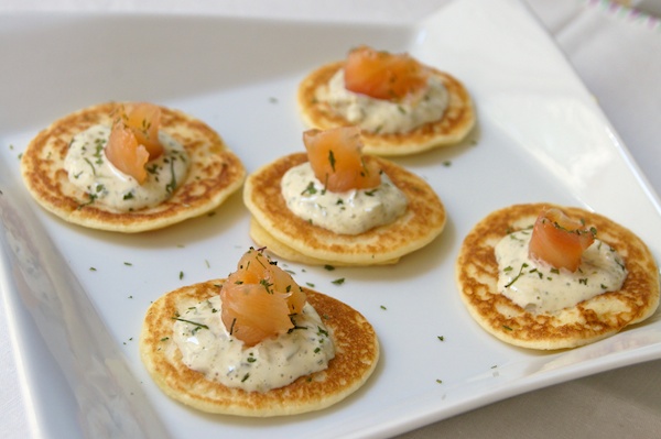 Blinis con salmón marinado y salsa tártara - Recetas de Escándalo