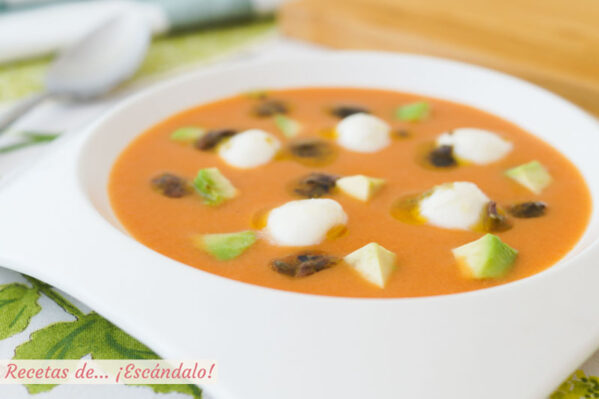 Sopa de picadillo con pollo, huevo y jamón. Receta tradicional andaluza