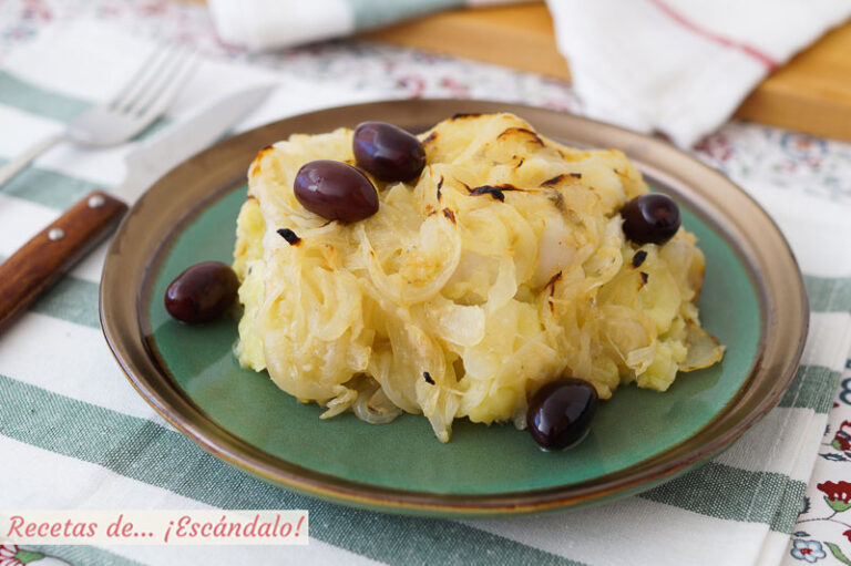 Rape al horno con patatas panaderas, salsa de almendras y alcachofas