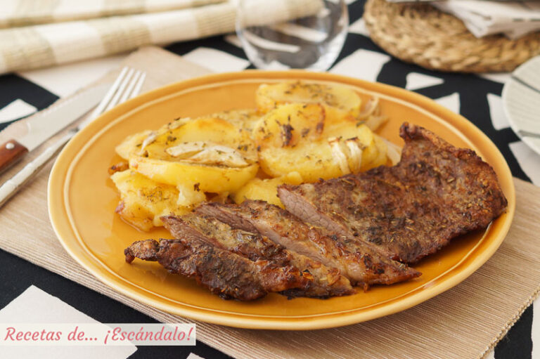 Secreto ibérico de cerdo al horno con patatas asadas y cebolla, ¡de 10 ...