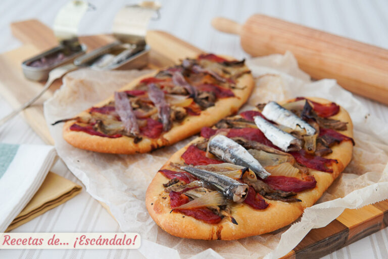 Coca de recapte catalana tradicional con escalivada, sardinas y anchoas ...